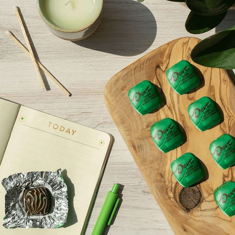 DOVE PROMISES Dark Chocolate & Mint Swirl | Dove